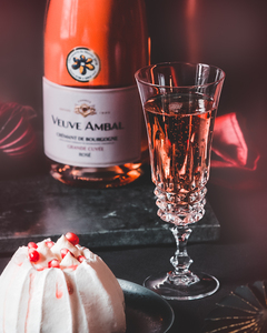 Pavlova crème fouettée citronnée, grenade et coulis de fruits rouges de ...